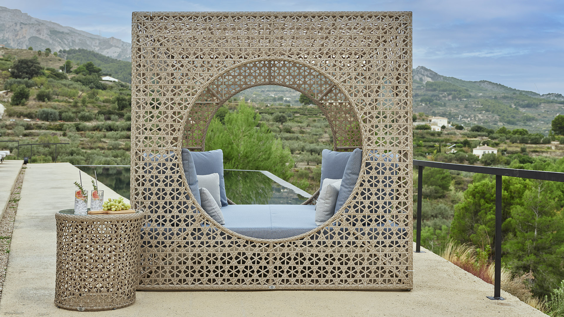 CUBE DAYBED - SKYLINE DESIGN - Premium Outdoor Furniture