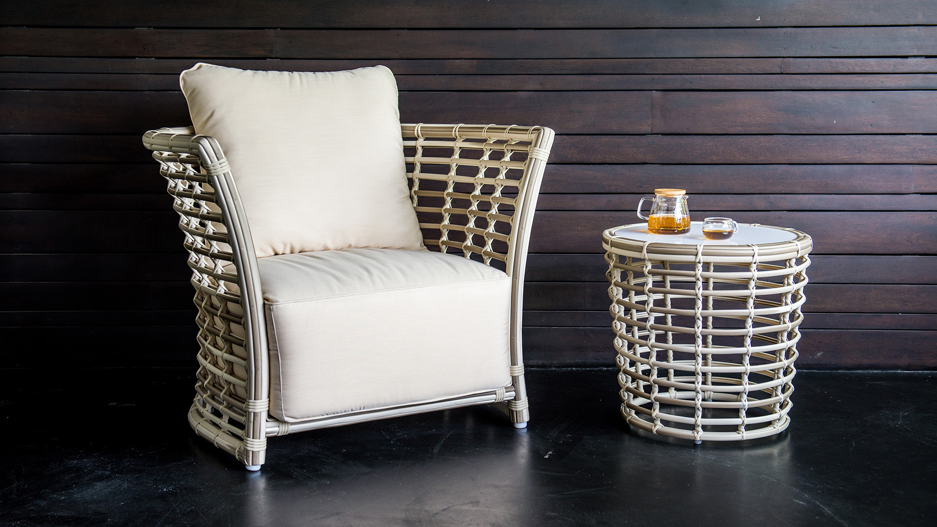 VILLA SIDE TABLE | SKYLINE DESIGN - Premium Outdoor Furniture